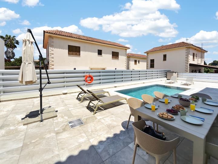 Delina Coastal Villa Steps From Everything - Famagusta