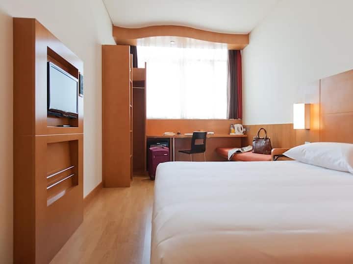 Standard Room Near Adnoc Service Station - Abu Dhabi