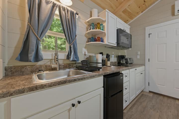 Private Studio Apartment In Tiny Home Cabin - Calderwood Lake, TN