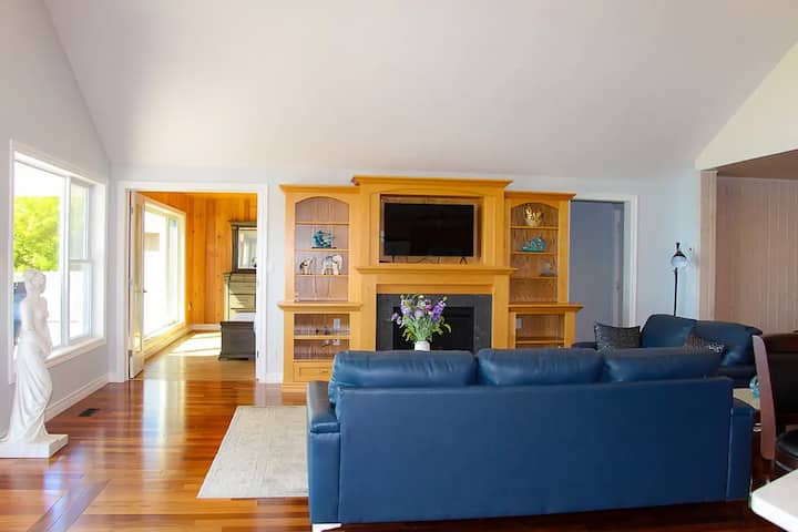 Shoreline Palace -Beachfront- Swim Spa & Game Room - Grand Bend