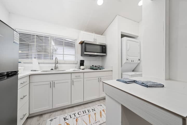Bright Modern Studio, Sleeps 3. - Lake Mary, FL
