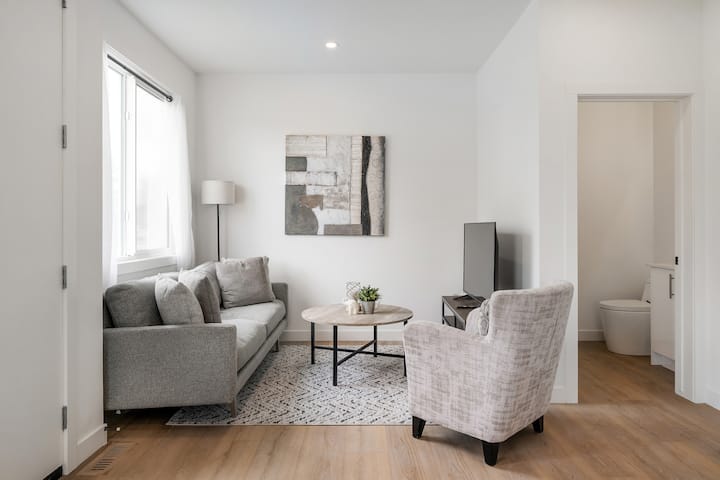 Bowness Luxury Retreat | River & Park Walk - Calgary