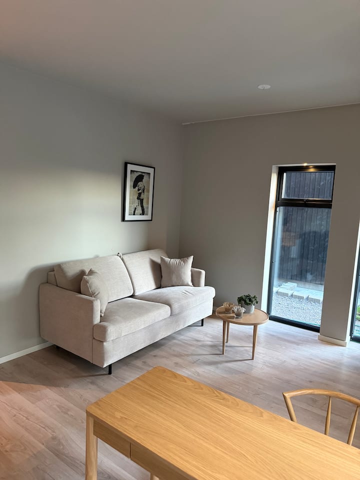 Privat Bottenplan På Hus, Egen Ingång, I Billdal - Gothenburg