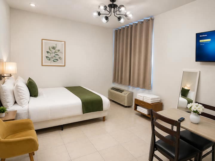 Bright Studio Retreat: Miami Mid-beach Escape - Miami Beach, FL