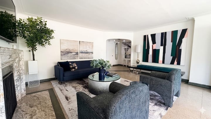 Steps To Beach | Designer Lakefront Stay + Parking - University of Chicago, Chicago