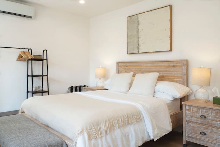 Beach Bungalow At Rose Ave - The Citrine - Santa Monica, CA