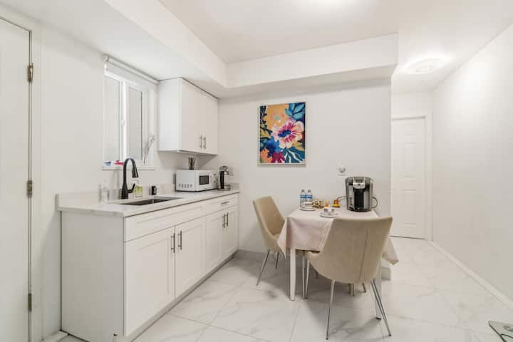 Modern Studio· Perfect For Solo Or Couples - Vancouver