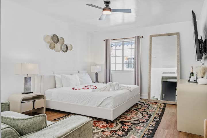 Tranquil King Room With Peaceful Garden Views - South Beach, FL