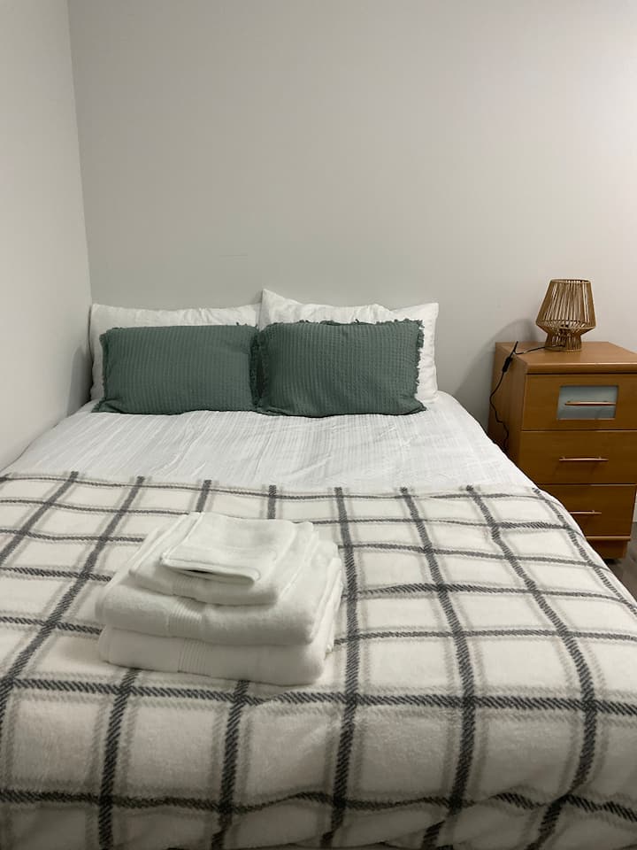 Modern Studio Ensuite, Kitchen & Parking - Ilford