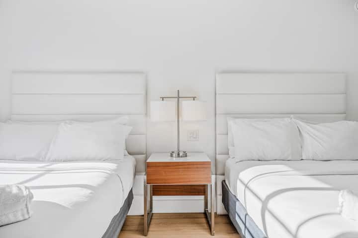 Spacious Queen Room With Vibrant Street Views - Miami Beach
