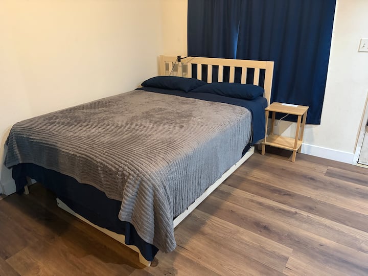 F: Private Attached Bath, 4 Beds, Couch & Parking - Magic Mountain, CA