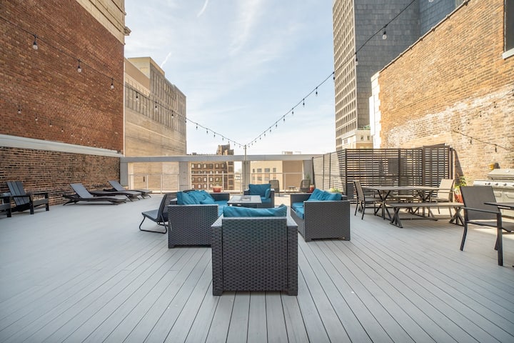 Balcony Loft | 2br/2ba | Rooftop | Gym | Downtown - Cleveland, OH