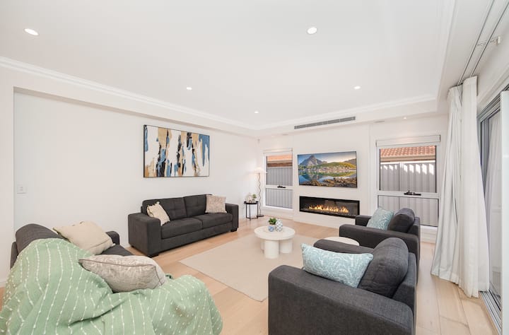 The White House Long Jetty | Spacious Coastal Home - Central Coast
