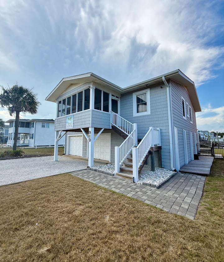 Holden Pet Friendly Canal Cottage Beach Access - Holden Beach, NC