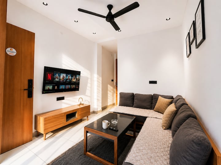 Twin Level Retreat | 3bhk + Private Rooftop Lounge - Indore