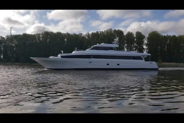 Private Anchored Yacht - Tofino