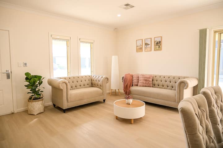 Nori Estate | Spa Bath & Rumpus Room - Murray Bridge