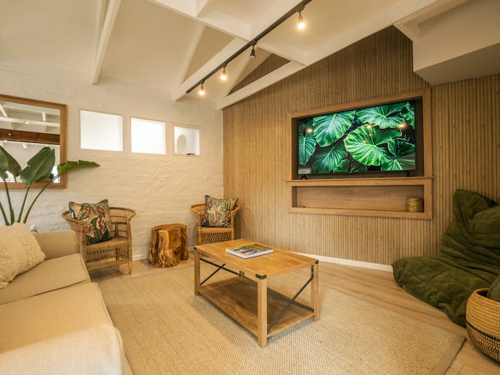 Chic 1br | Rooftop Patio & Indoor Fireplace - George
