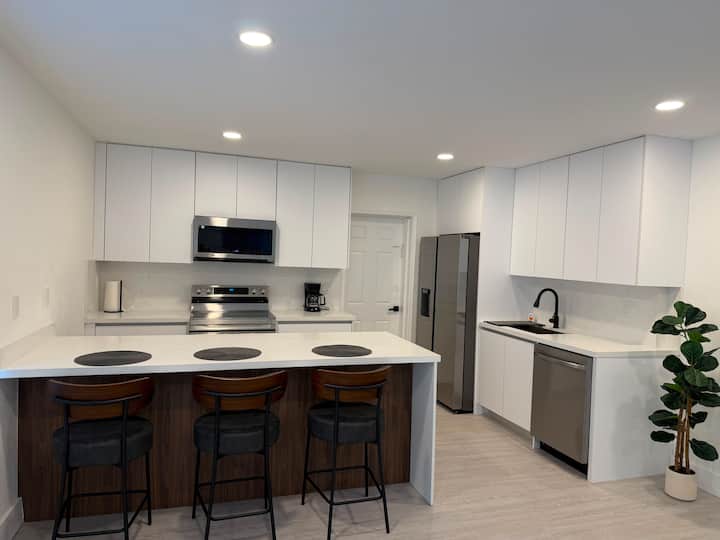 Sunshine Entire House Near Hard Rock Stadium - Miramar, FL