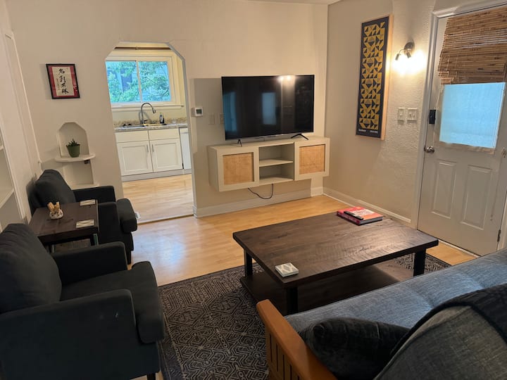 Peaceful Cozy Retreat Surrounded By Trees - Iowa City, IA