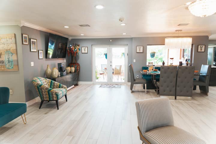 Beautiful Lake Front Home
10 Min. From Everything - Miramar, FL