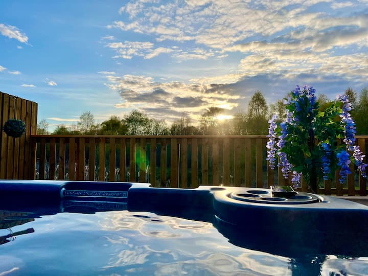 Dog Friendly Pod With Hot Tub - Enclosed Patio - Tain