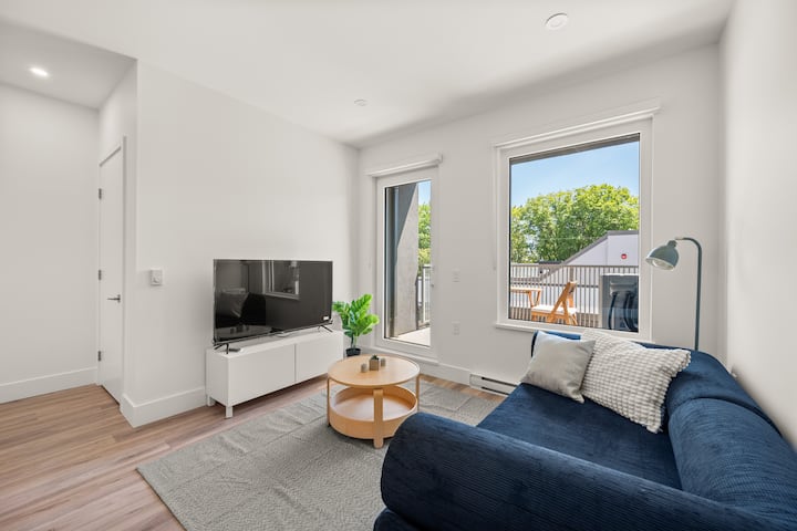 Commercial Drive Gem • 1br • Ac • 10 Min Dt - Vancouver