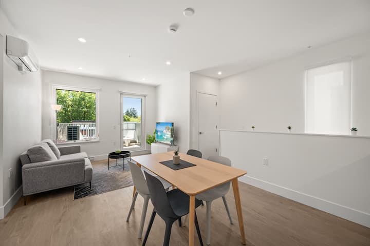 Commercial Drive Gem  2br  Ac  10 Min Dt - North Vancouver