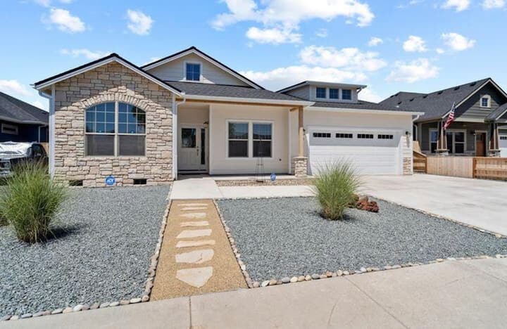 Furnished Executive Home | King Suite | 30+ Days - Medford, OR