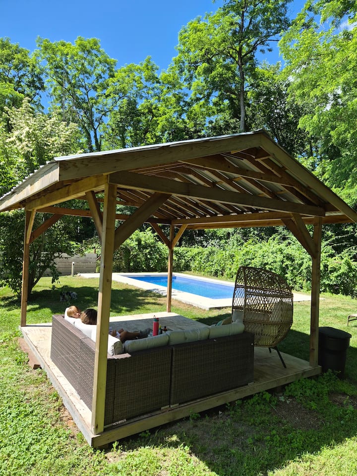 1700s Farmhouse - Heated Saltwater Pool - 10 Acres - Nassau, NY
