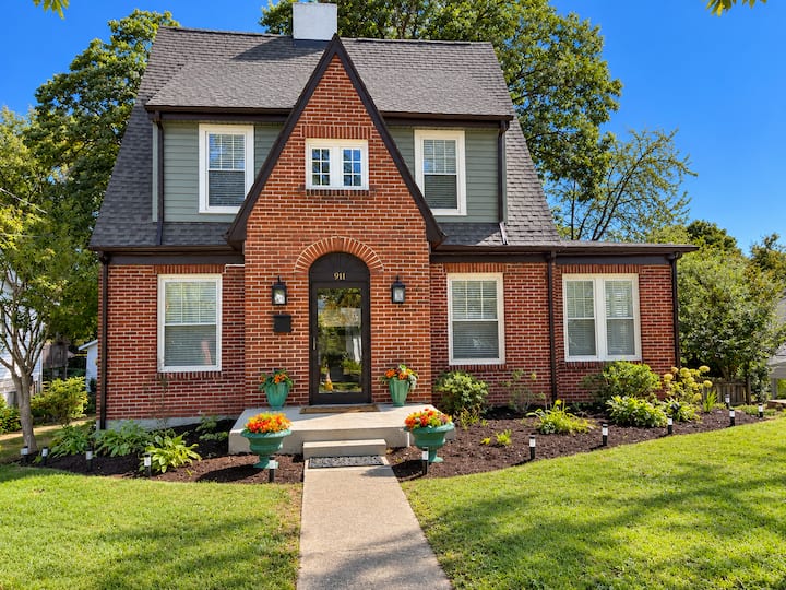 Georgia Peach: 1917 Tudor, Hot Tub, Sleeps 10 - Bristol, TN