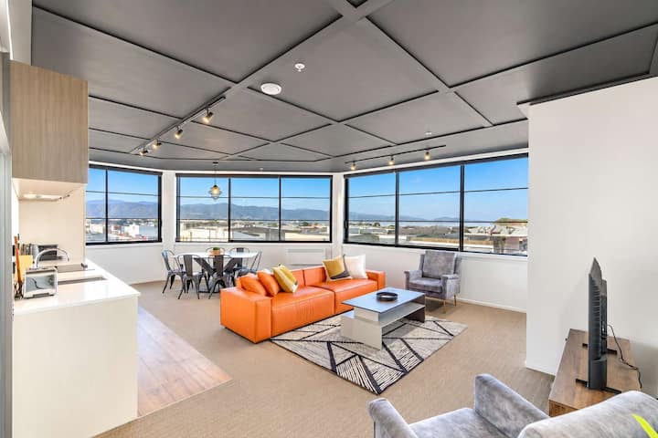 Petone 3br | Harbour Views, Foosball & Parking - Wellington
