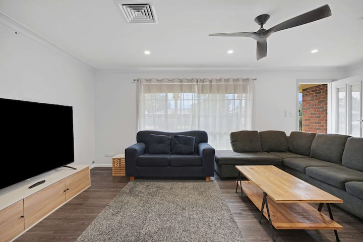 Canterbury House | Firepit Retreat Near Mall - Dubbo