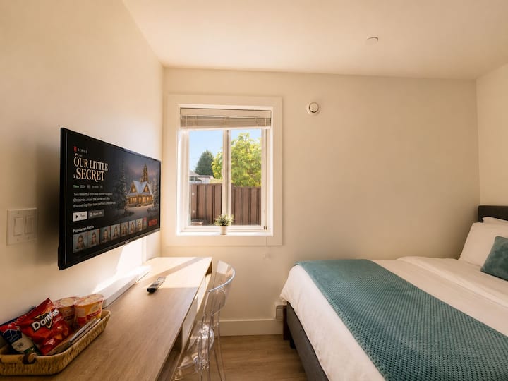 Cozy Private Room | Near Shops, Dining & Transit - Burnaby