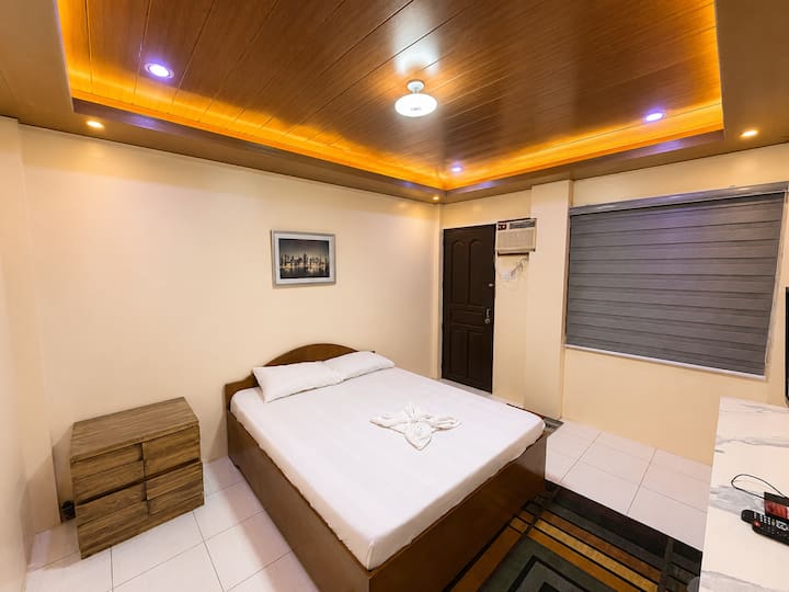 Cozy 2 Pax Room Near Matabungkay Beach W/ Pool - リアン