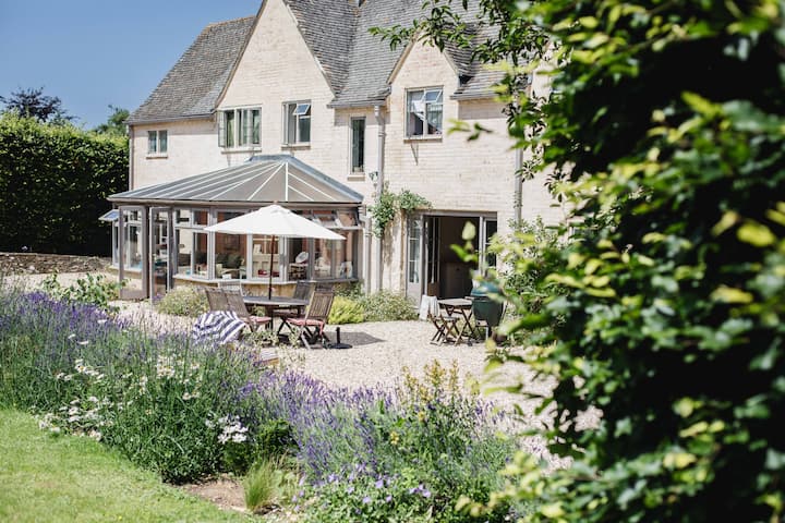 Large Farmhouse With A Magical Garden (Sleeps 8) - Burford