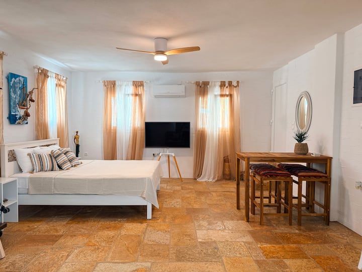 Central Parikia Stay: Petra - Paros