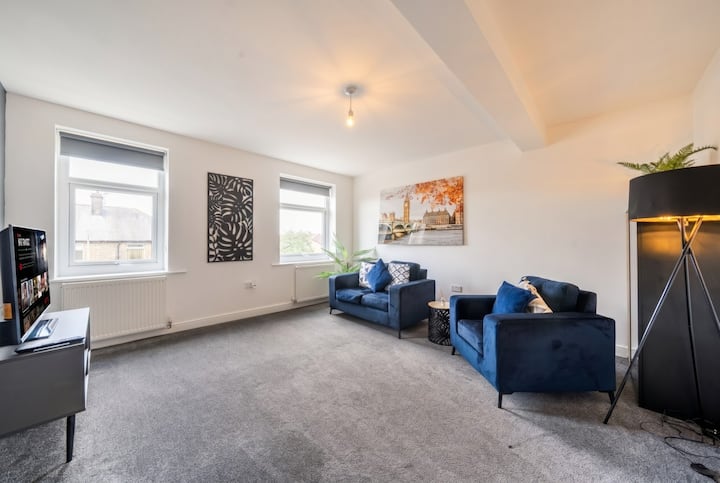 Loft Suite With Skylight Double And Free Parking - Huddersfield