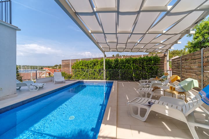 Modern Seaside Villa In Milna With Heated Pool - Milna