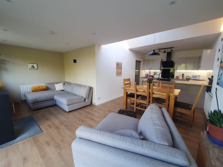 Bungalow + Parking Near Yorkshire Dales & Airport - Leeds