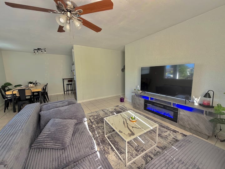 Spacious Home Near Hard Rock Stadium | Sleeps 14 - Miramar, FL