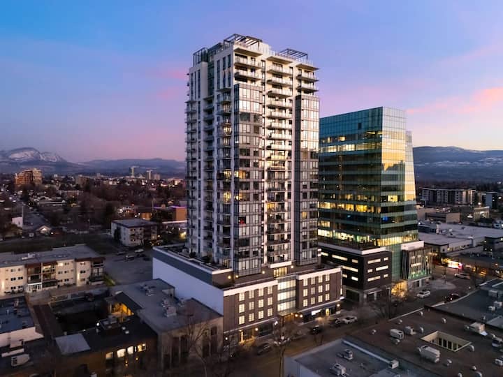 The Metro | Lake Views + Rooftop Terrace - 킬로나