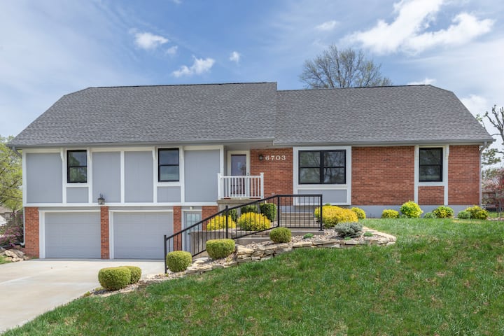 Large Groups - Spacious 6 Bd + 4 Ba + Fenced Yard - Shawnee, KS