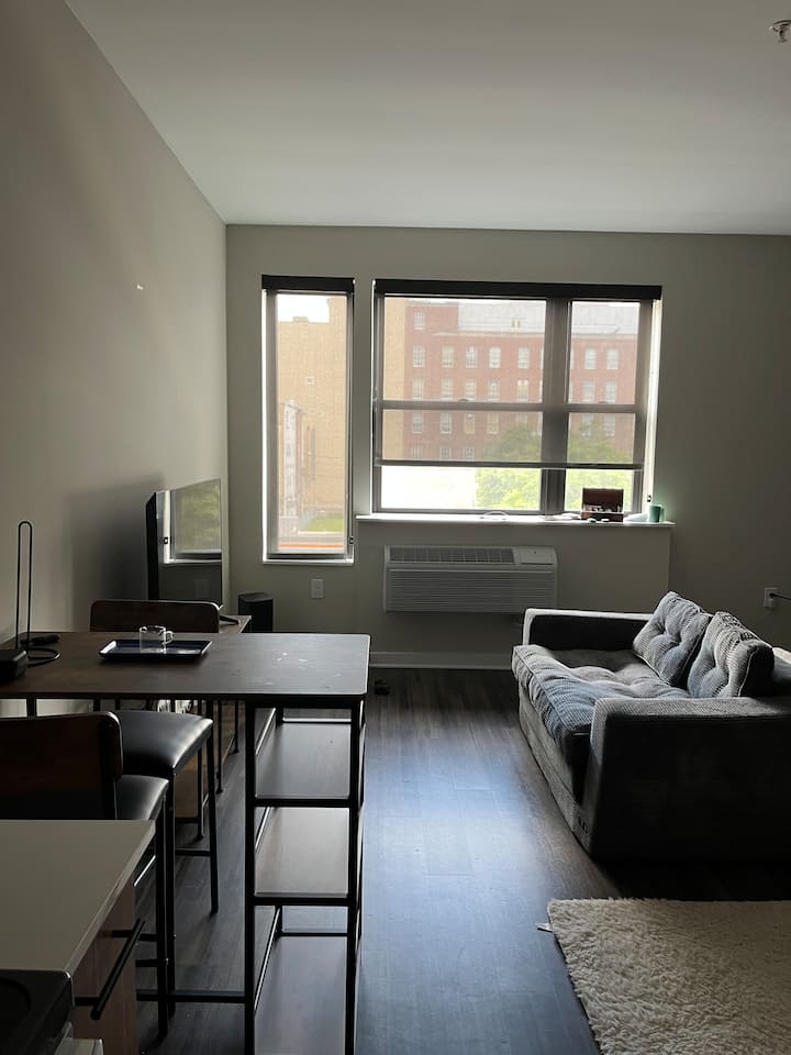 Studio In Center City Across From Ppl Center - Monster, Allentown
