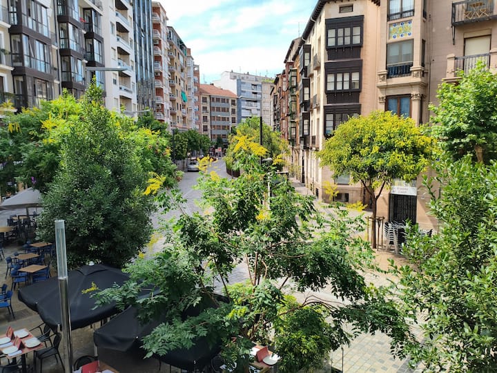 A Un Paso De Laurel | Estudio Con Balcón. - Navarrete