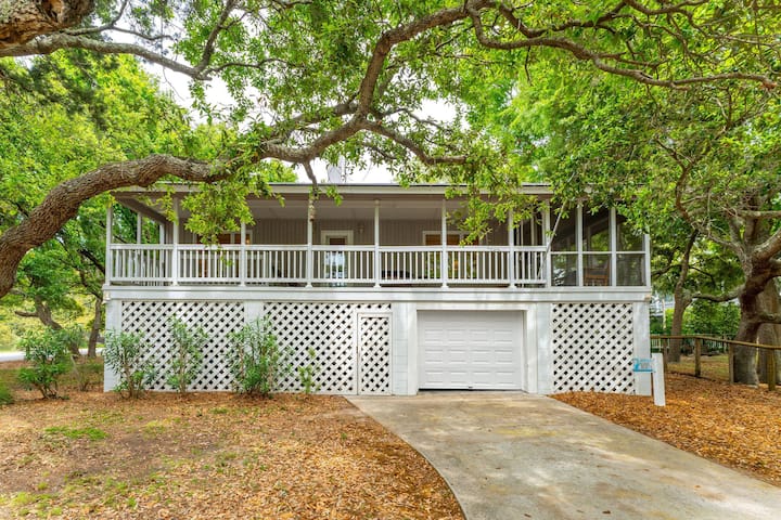 Pet Friendly! 3 Bedroom, Raised Beach Home Two Blo - Isle of Palms, SC