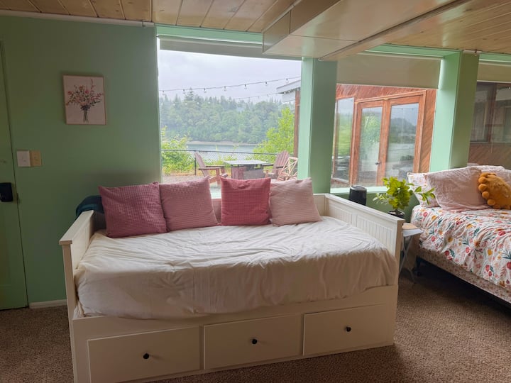 Cozy Studio W/ Stunning Water Views - Port Orchard, WA
