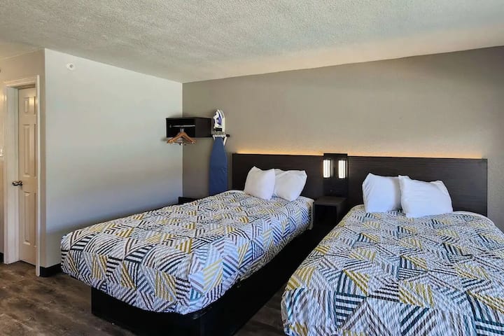 4 Accommodations For Group Stay | Free Parking! - League City, TX