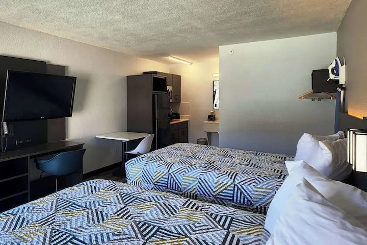 4 Modern Rooms Near Bayou Zoo - 3.2 Mi. Away! - League City, TX
