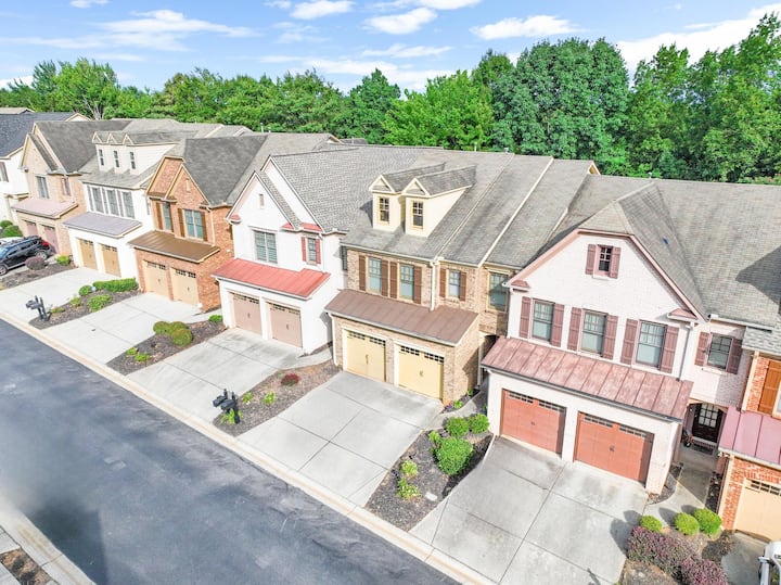 The Battery Retreat | Luxury 3br Sleeps 6 | Pool - Marietta, GA
